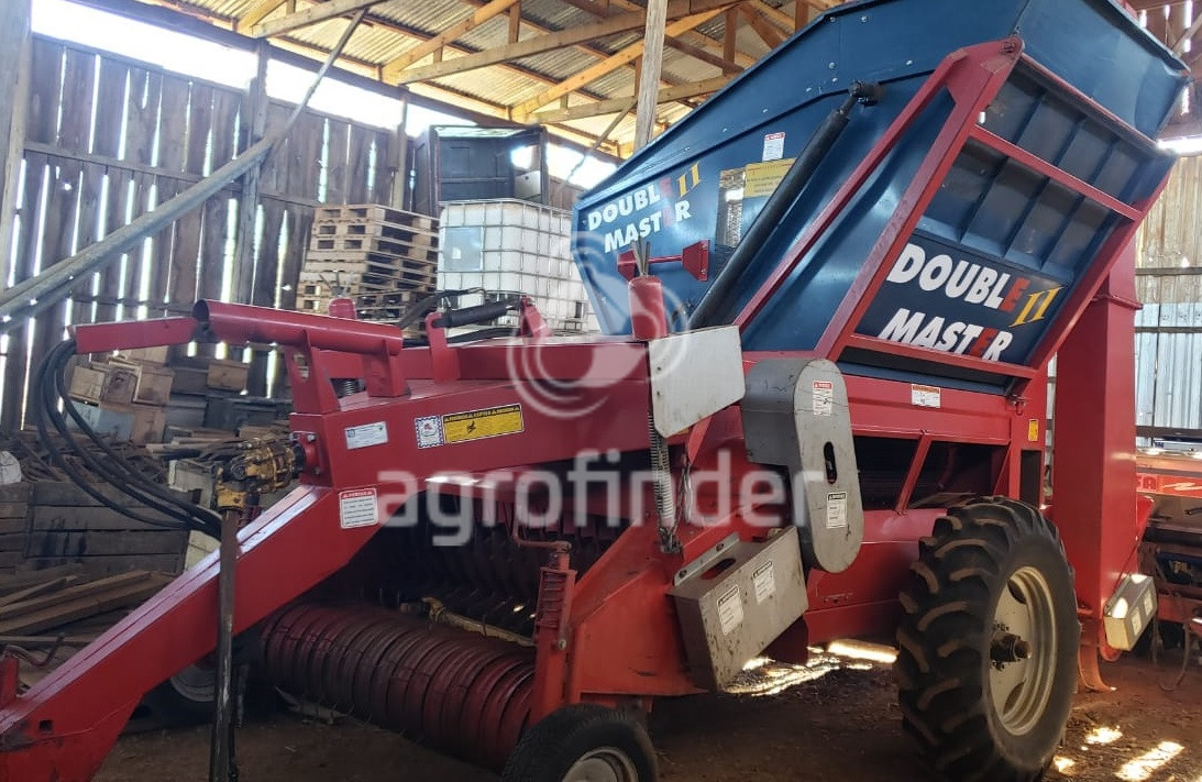 Recolhedora/Trilhadora de Feijão Colombo Double Master II Ano 2003 ...